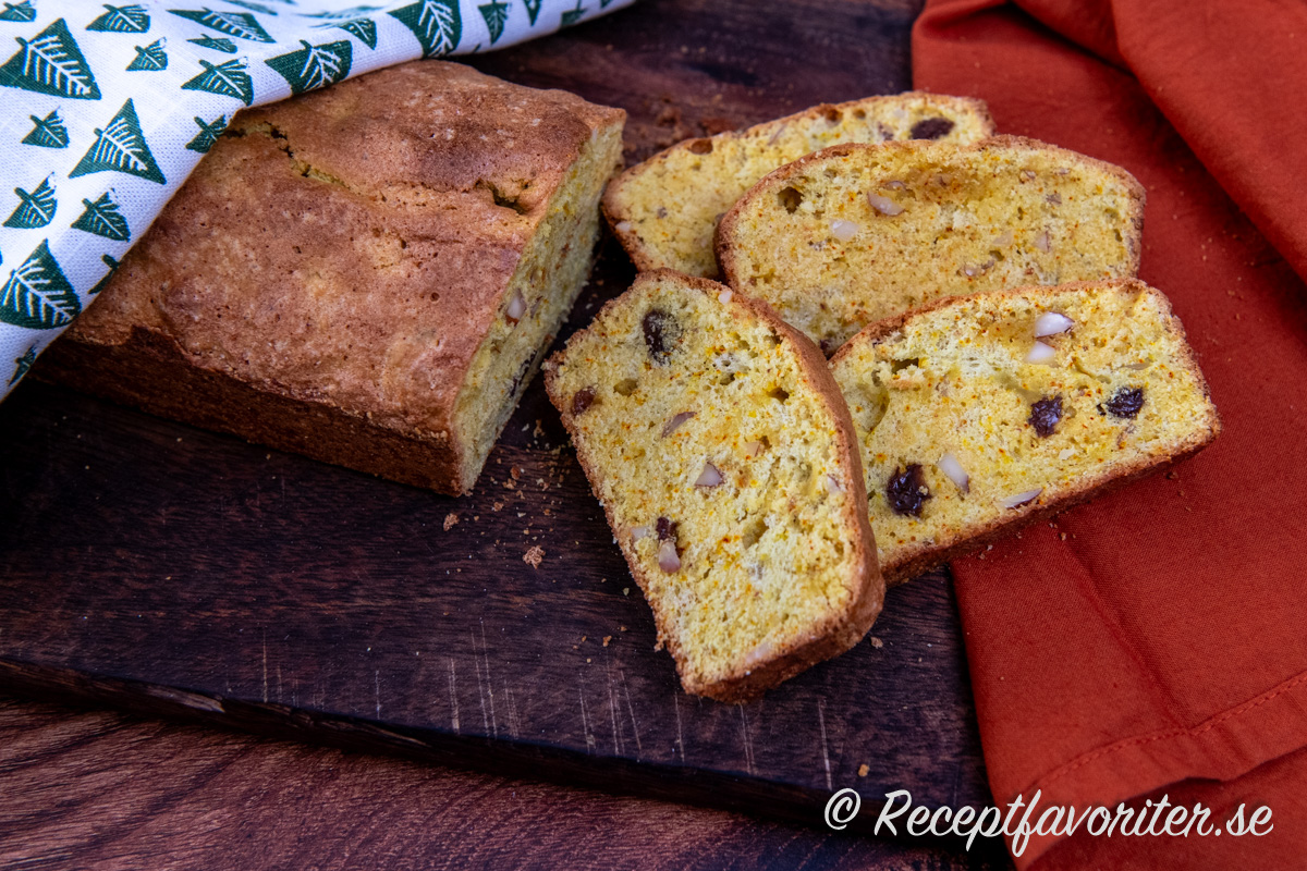 Saffranssockerkaka med glöggmarinerade russin och mandel