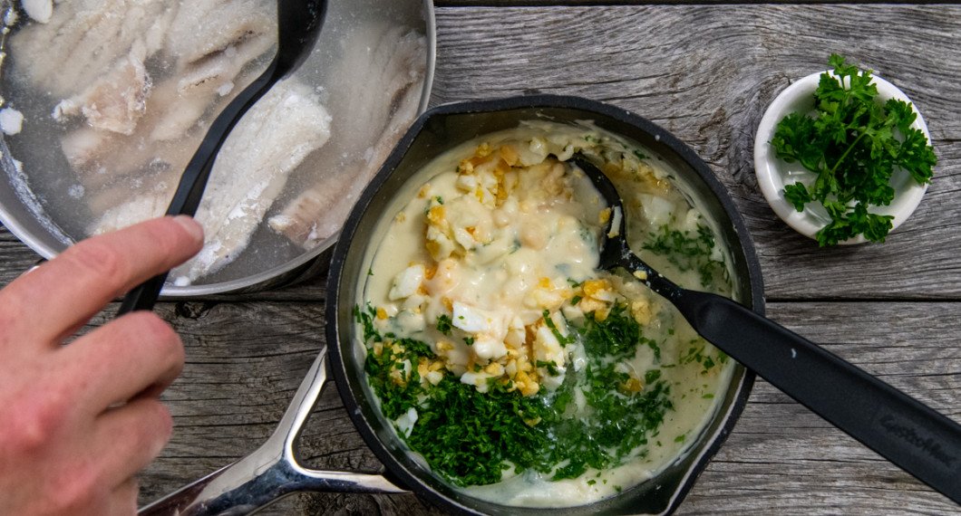 Kokt Alaska pollock med äggsås