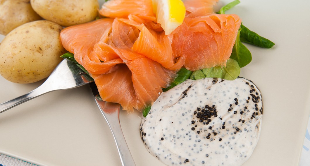 Kallrökt lax med romsås | Receptfavoriter