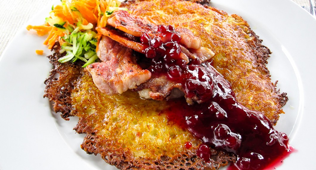 Raggmunk med stekt fläsk och rårörda lingon | Receptfavoriter