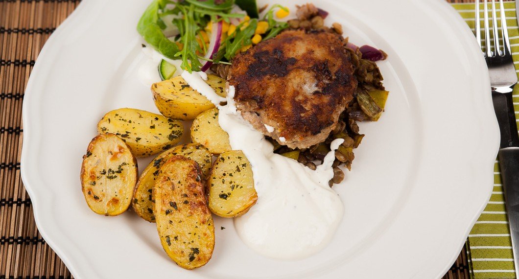 Wallenbergare med rostad potatis och limesås | Receptfavoriter